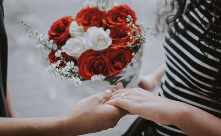 9 Romantic Flowers That Powerfully Represent Love